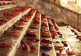 Enna. Quartier "U pupuli" scarpe rosse sotto la Croce con Cristo ...