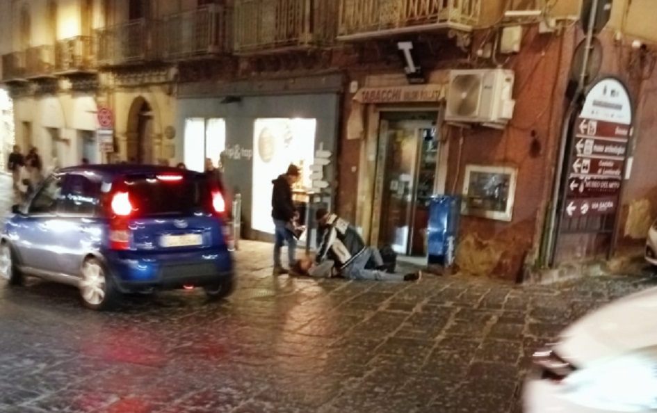 Notte di tensione a Enna, giovane bloccato dalle forze dell'ordine ...