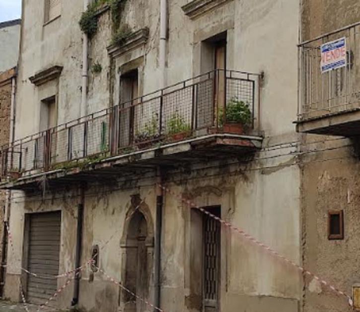 Case vuote e balconi pericolanti: il centro storico di Troina tra ...