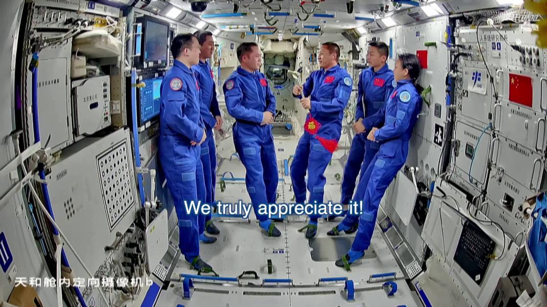 Gli astronauti della Shenzhou-21 completano il passaggio di consegne ...